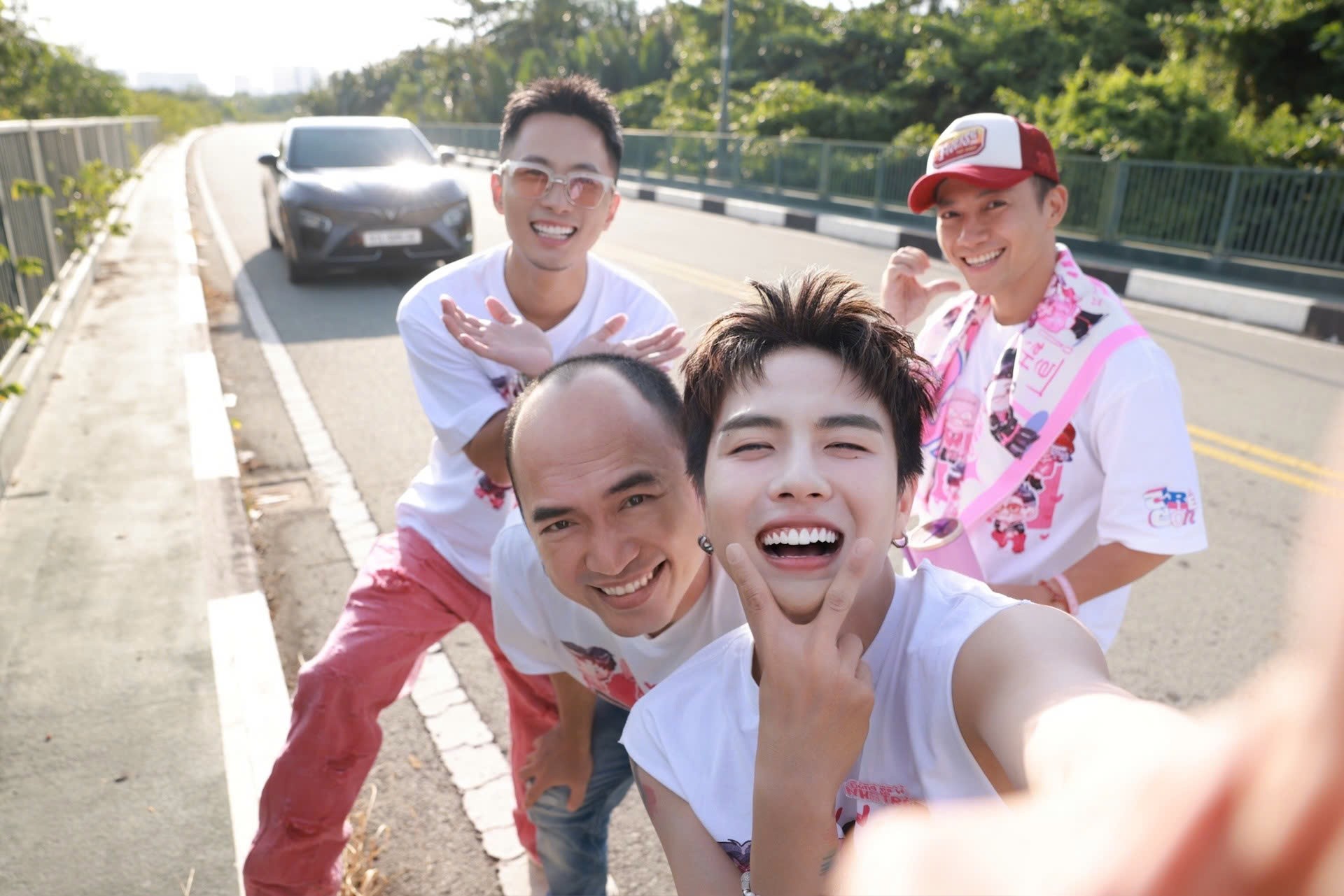 Duy Khánh ví von “lửa nghề” của Tiến Đạt, Tiến Luật và Rhymastic như pin VinFast VF 7: “Đi mãi ...