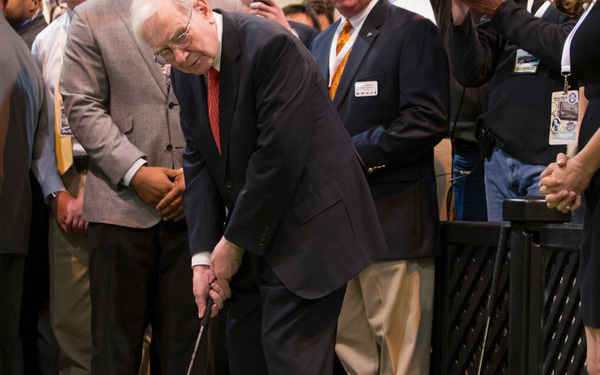 Warren Buffett: "Cuộc đời giống như chơi golf, nếu người nào cũng đưa ...